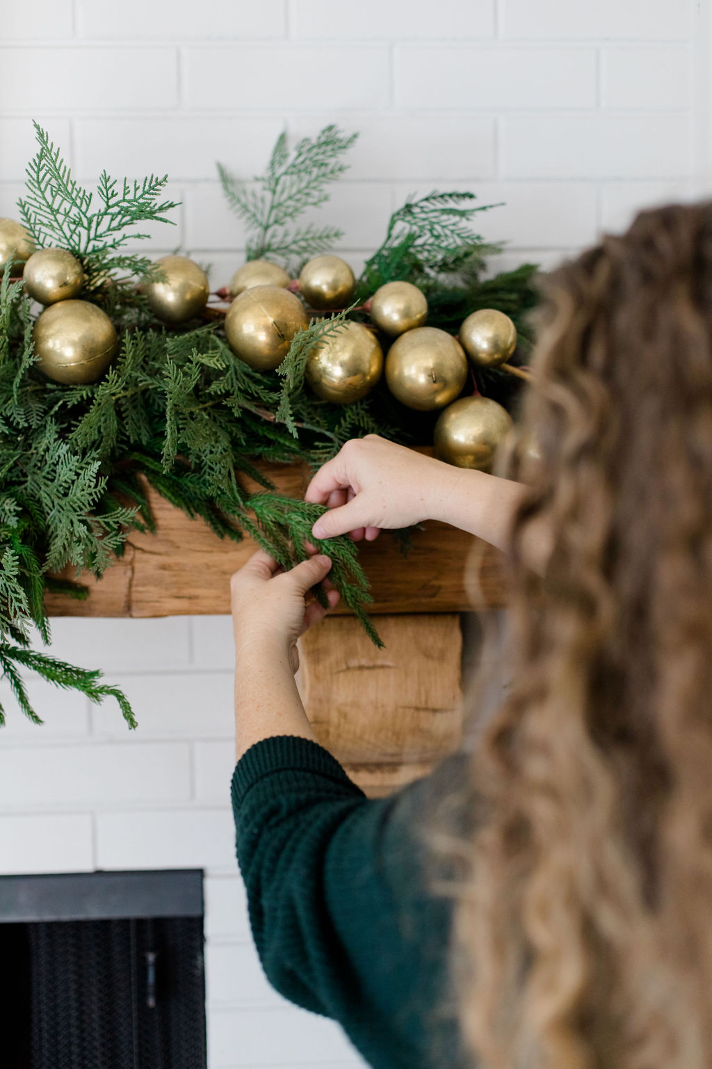 Step-by-Step Guide to Asymmetrical Christmas Mantel Garland Layering ...